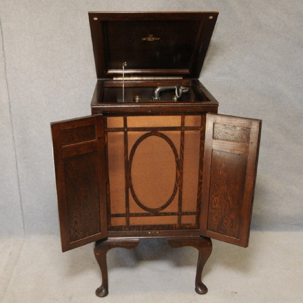 A cabinet gramophone. - South Perth Antiques & Collectables