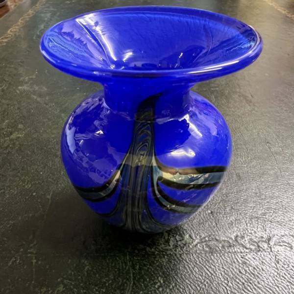 A small blue Art glass Vase - South Perth Antiques & Collectables