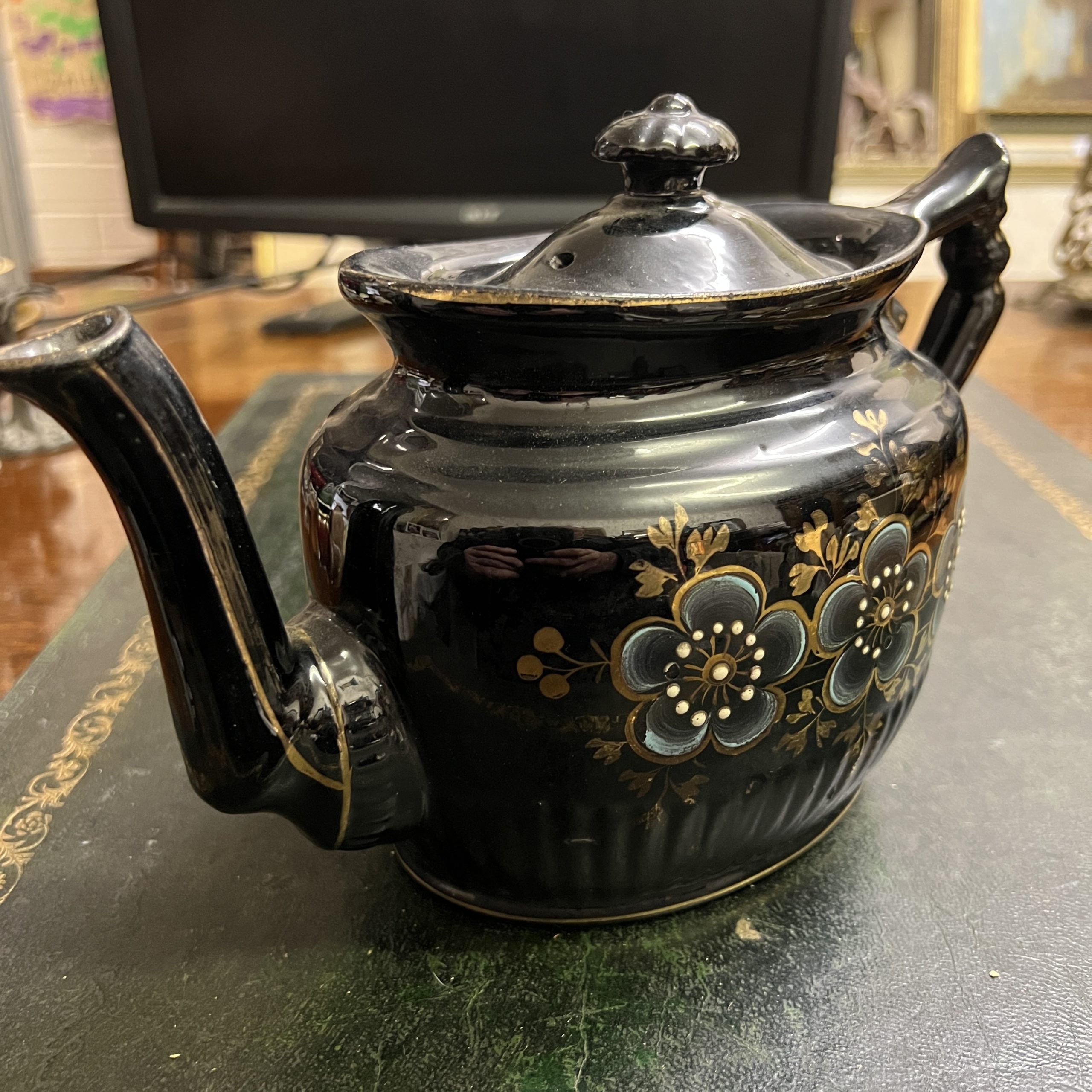 Victorian tea pot - South Perth Antiques & Collectables